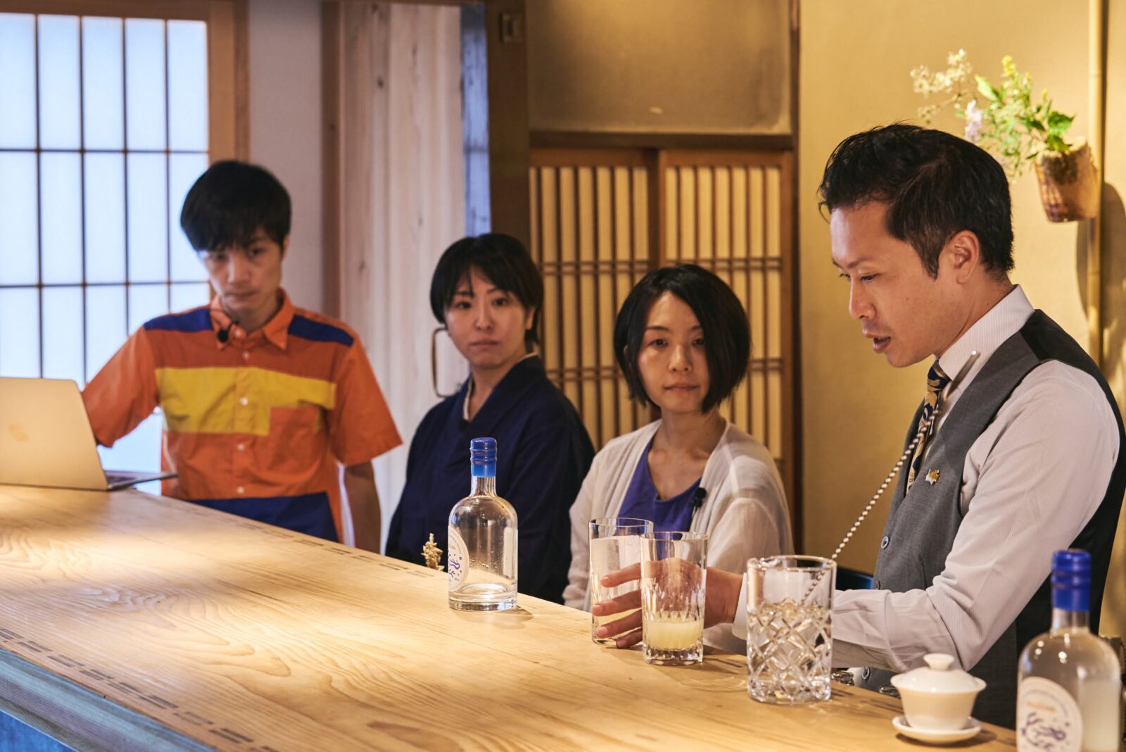 「川を飲む、山を飲む」を表現する3つのドリンク──薬草の専門家、ソムリエ・茶藝師、バーテンダーの共創：DIG THE TEAイベントレポート【実験編】 | DIG THE TEA